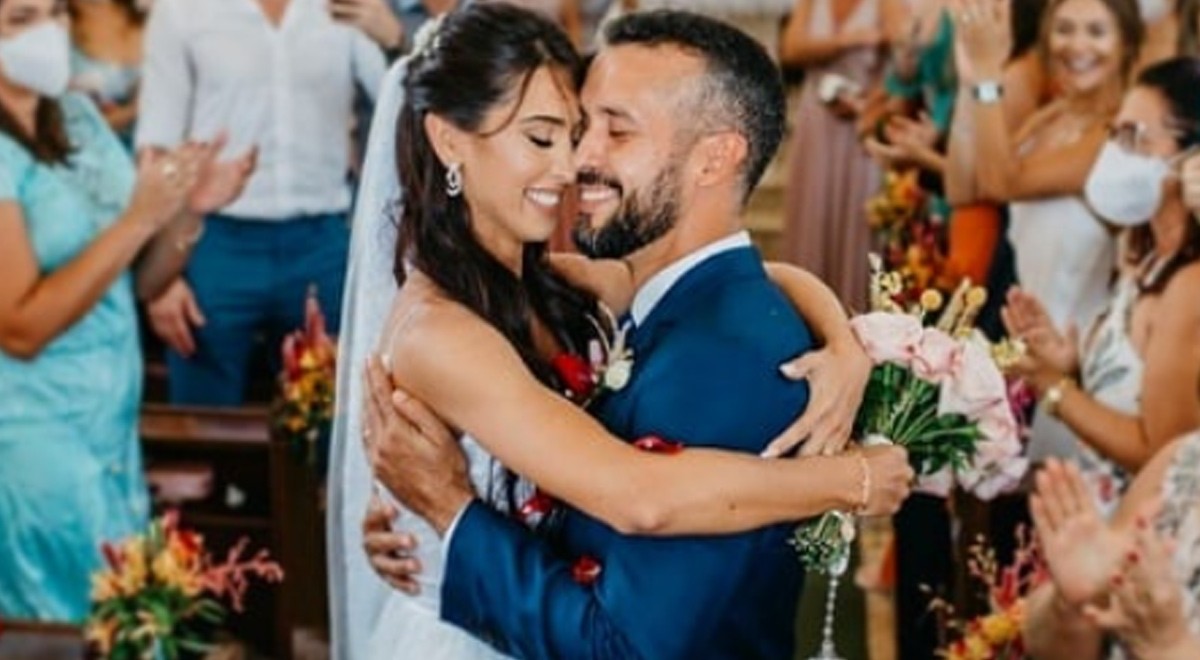 Un couple de jeunes mariés choisit de demander à tous les invités un ...