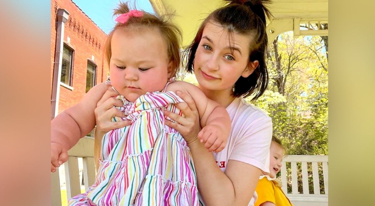 À 18 mois, elle est si grande qu'elle a presque atteint la stature de ...