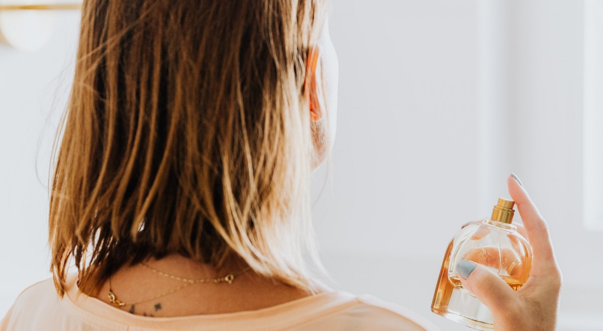 Als je je parfum langer goed wilt laten ruiken, spuit het dan op deze 5 ...