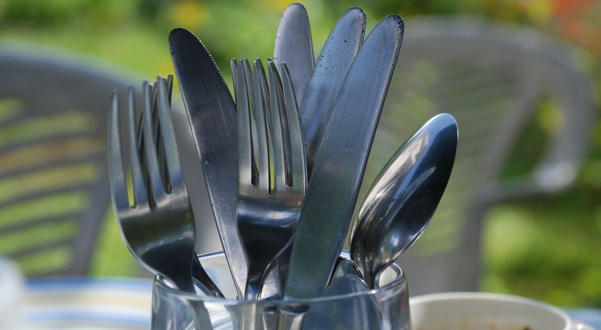 Vos couverts sont toujours un peu opaques ? Découvrez comment les faire briller facilement chez ...