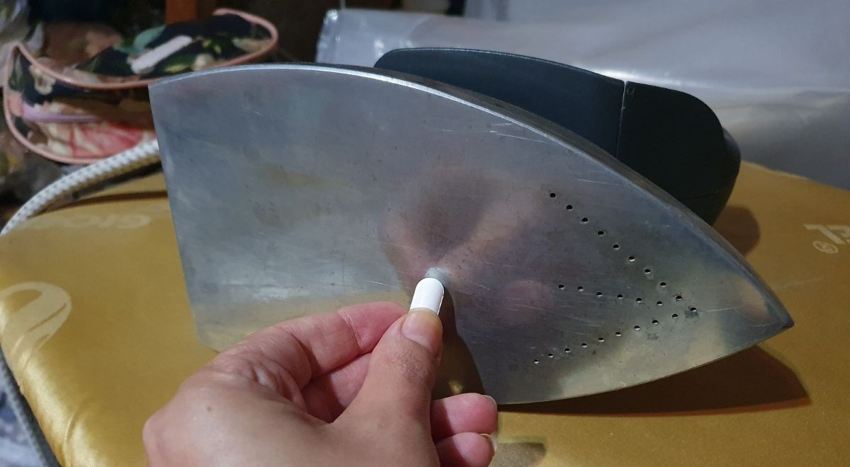 3 great ways to clean the soleplate of your iron with products you have ...