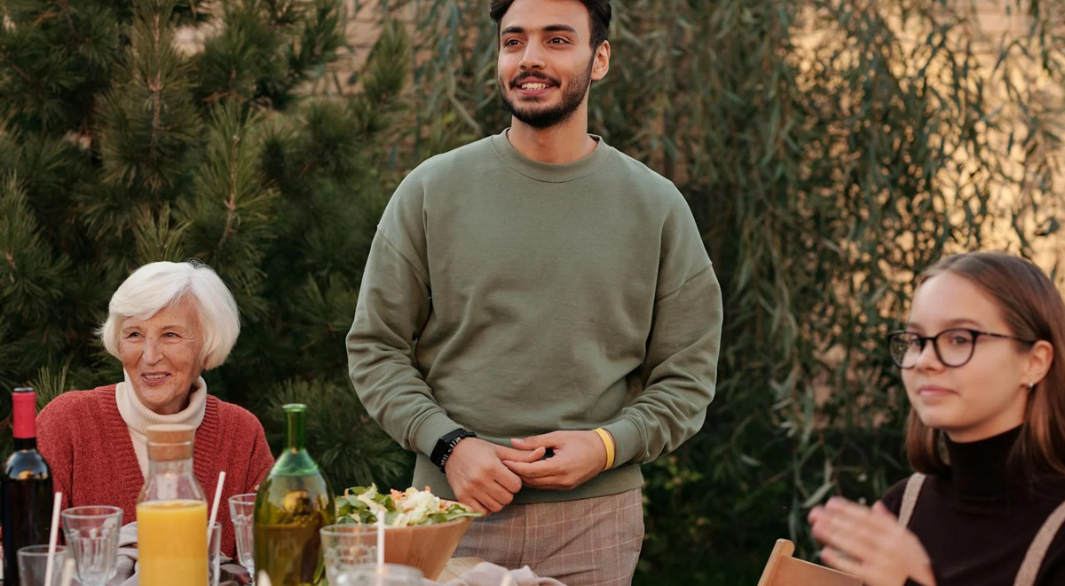 Pojkvännen vill vara snäll och betalar en middag för hela sin flickväns ...