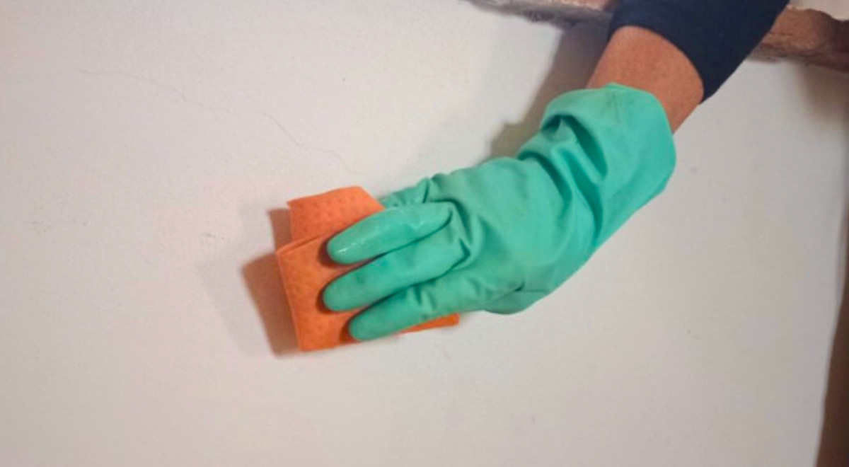 Stains on the walls? Using this guide, you can remove them without ...