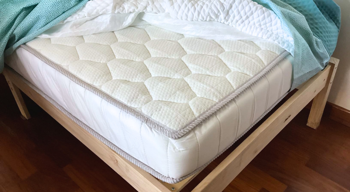 Unsightly stains on your mattress? Here's some effective ways to remove ...