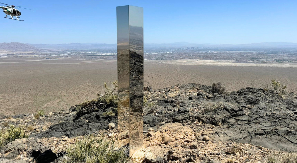 Een mysterieuze monoliet is verschenen in de woestijn van Las Vegas ...