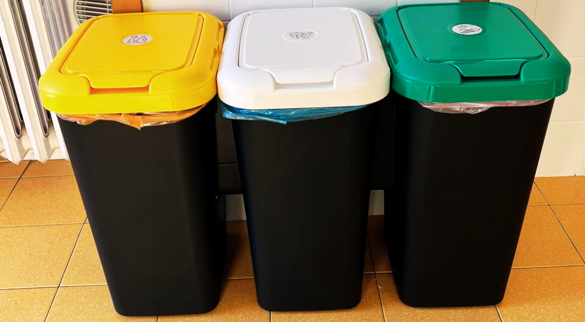 Advice on how to avoid unpleasant smells emanating from your garbage ...