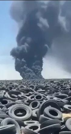 De grootste stortplaats van autobanden ter wereld staat in brand: er ...